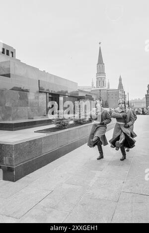 1986: The changing of the honour guard at Lenin’s mausoleum beside the ...