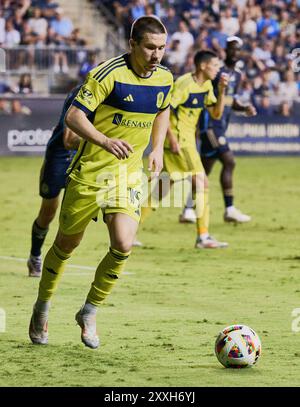 Nashville SC midfielder Alex Muyl (19) and Columbus Crew defender ...