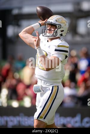 Georgia Tech quarterback Haynes King (10) looks to throw a pass during ...