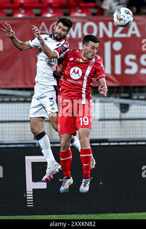 AAron Martin of Genoa CFC competes for the ball with Roberto ...