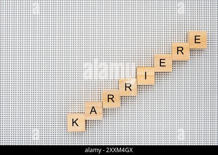 Karriere und Karriereleiter Eine symbolische Treppe aus Holzwürfel zeigt den beruflichen ...