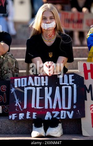 2022-12-08 Kyiv, Ukraine. Pedestrians silhouette in the foggy night ...