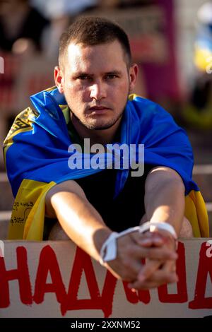2022-12-08 Kyiv, Ukraine. Pedestrians silhouette in the foggy night ...