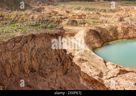 The crumbling side of a sand quarry Stock Photo - Alamy
