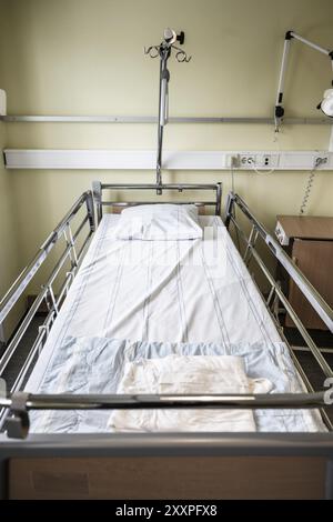 Hospital bed ready for the next patient Stock Photo - Alamy