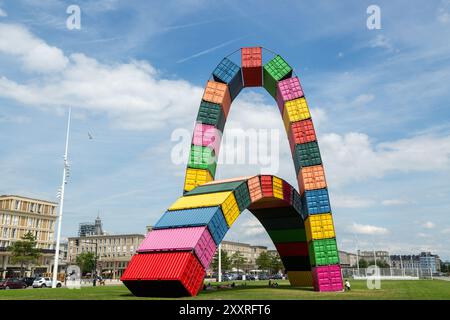 This impressive shipping container art installation by Vincent Ganivet ...