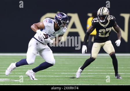 Tennessee Titans tight end David Martin-Robinson (88) defends on a punt ...