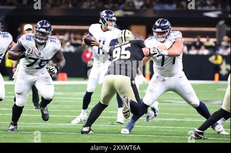 Tennessee Titans center Lloyd Cushenberry III on the sideline berfore ...