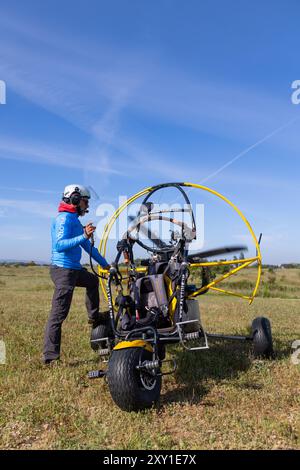 Paragliding pilot checking the paramotor Stock Photo - Alamy