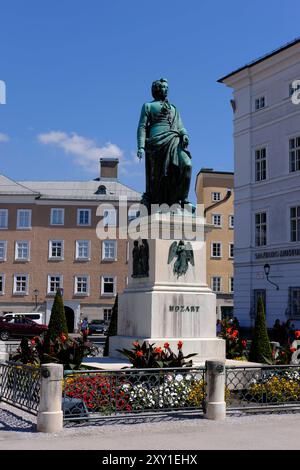 Mozartstatue Denkmal für Wolfgang Amadeus Mozart am Mozartplatz ...