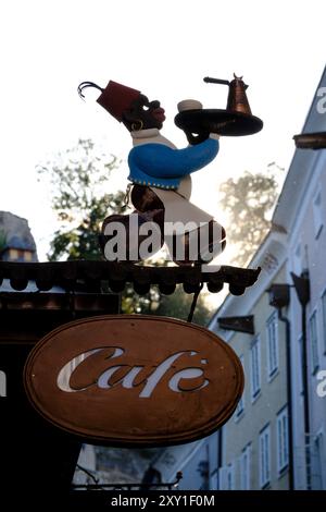 Ein Mohr auf dem Nasenschild des Cafe Getreidegasse, Salzburg 6.08.2024 ...