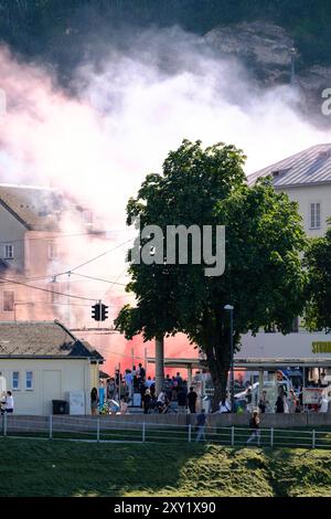 Roter Rauch von Rauchpatronen, die Fussballfans in der Griesgasse ...