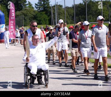 Fontainebleau, France. 27th Aug, 2024. Torch bearer Alain Akakpo (3rd L ...