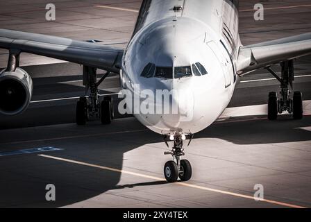 Airplane, Aircraft bottom, flying, take-off, landing Stock Photo - Alamy