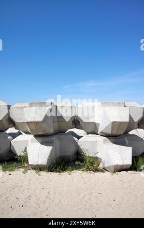 Wave dissipating concrete blocks on a beach Stock Photo - Alamy