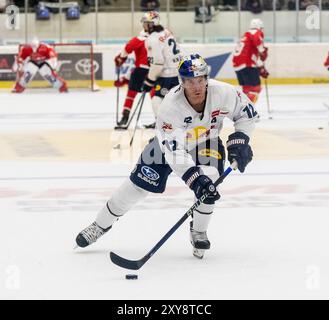 Ben Smith (EHC Red Bull Muenchen, #12) und Nico Kraemmer (EHC Red Bull ...