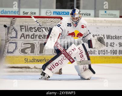 Simon Wolf (Torwart, EHC Red Bull Muenchen, #25) im Spielertunnel. GER ...
