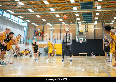 Hunter Maldonado (MHP Riesen Ludwigsburg, #08) zieht mit Ball zum Korb ...