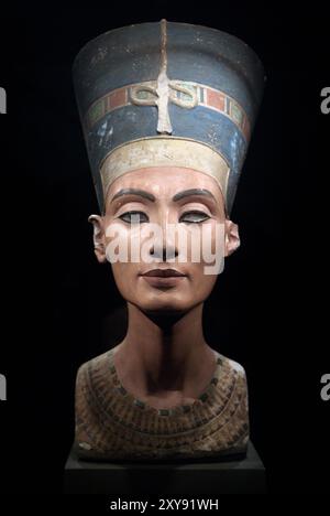Bust of Egyptian queen Nefertiti. New kingdom Egypt. Amarna Period ...