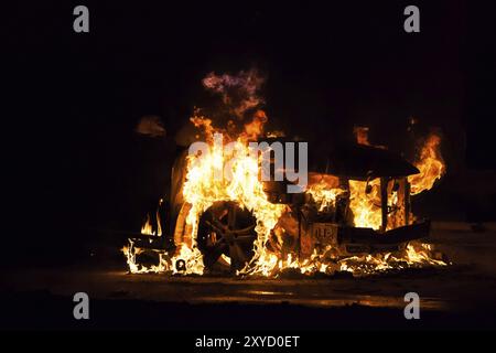 Wreck accident fire burnt wheel car vehicle junk Stock Photo - Alamy
