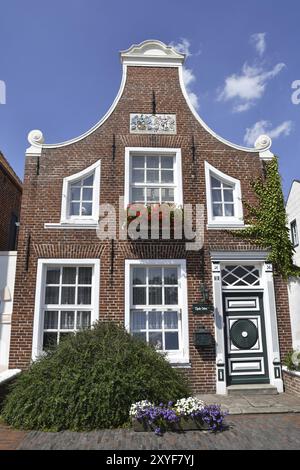 Typical construction of stepped facades and traditional Aranese roofs ...