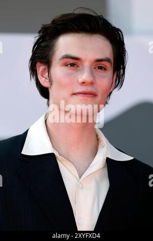 Louis Partridge bei der Premiere des Kinofilms Jay Kelly auf dem 69 ...