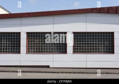 Side wall of a one storey workshop Stock Photo - Alamy