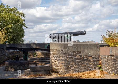Defunct cannons overlooking the river Thames in Woolwich, London ...