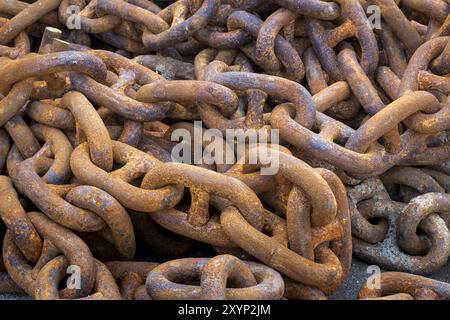 Rusty iron chains in detail Stock Photo - Alamy
