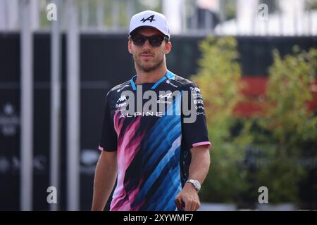 Pierre Gasly (BWT Alpine F1 Team, #10) legt Blumen an der Gedenkstaette ...