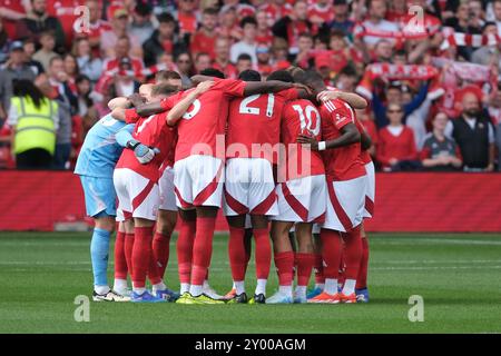 Nottingham Forest team huddle prior to kick off during the Premier ...