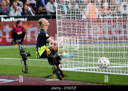 Erling Håland #9 of Manchester City celebrates his goal to make it 3-0 ...