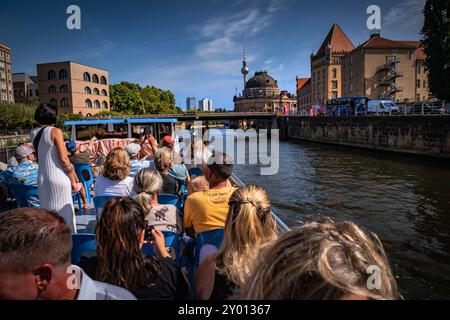 Berlin im Sommer 2024 mit dem Dampfer auf der Spree Strandbar Capital ...