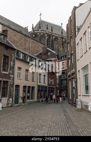 Cobbled streets in Hof square in the historic old town of Aachen city ...