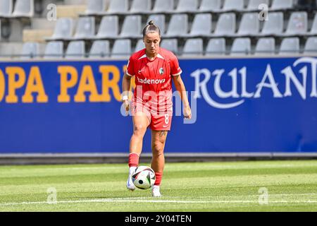 Selina Vobian (SC Freiburg, #08) am Ball, GER, SC Freiburg vs TSG 1899 ...
