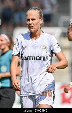 Juliette Vidal (Bayer 04 Leverkusen, 56) wird im Golfkart vom Platz ...