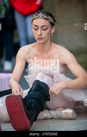 Bianca Carnovale known as Ballet Busker performing at Edinburgh Fringe ...