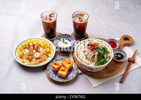 Beef, rice noodles, side dishes, drinks, menbosa, Thai food, fried rice ...