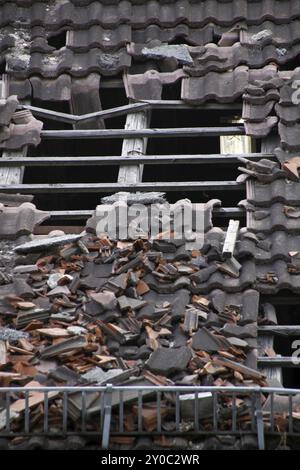 Roof of rundown building in downtown Stock Photo - Alamy