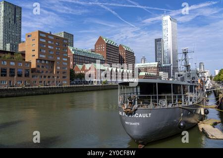 Warehouse-style residential buildings, ships in the Spoorweghaven, in ...