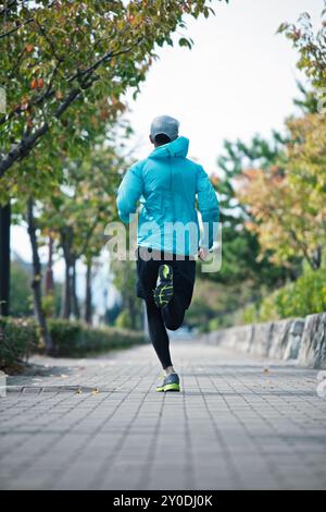 Back figure of running man Stock Photo - Alamy