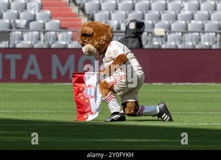 Maskottchen Berni (FC Bayern Muenchen) stimmt im Weihnachtsoutfit die ...