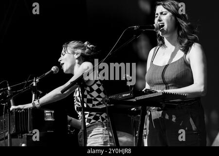 JOHNNY FLYNN, CONCERT, 2024: Lillie Flynn (left) sister of actor and ...
