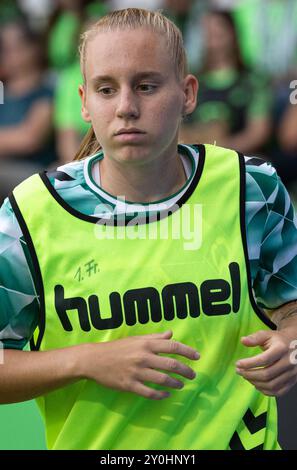 Emöke Papai (SV Werder Bremen, 16) am Ball, Einzelbild, Ganzkörper ...