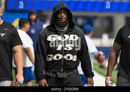 Los Angeles Rams linebacker Jared Verse (8) takes the field before an ...