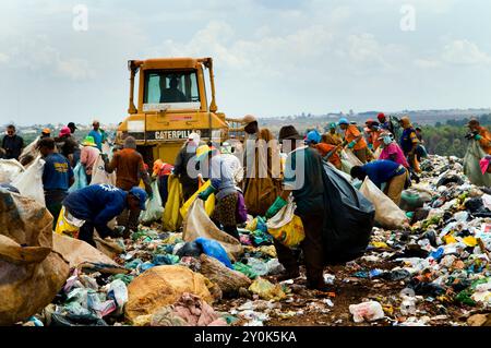 workers in the big garbage dump near Brasilia, Brazil Stock Photo - Alamy