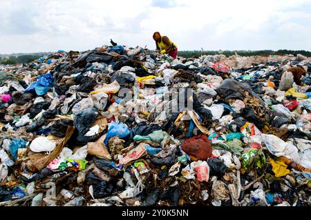 workers in the big garbage dump near Brasilia, Brazil Stock Photo - Alamy