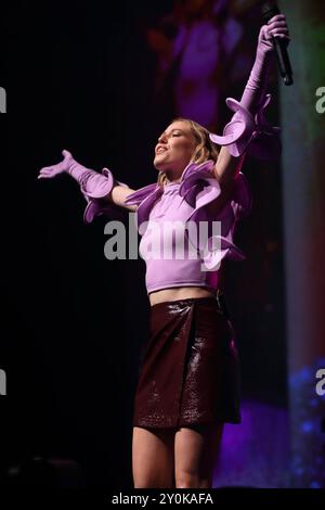Lea-Marie Becker alias Lea bei einem Konzert in der Max-Schmeling-Halle ...