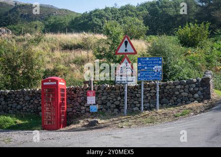 Signs warning of dangerous gradient at the base of the steep Hardknott ...