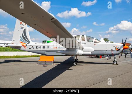 Turboprop long-endurance, high-altitude reconnaissance and surveillance ...